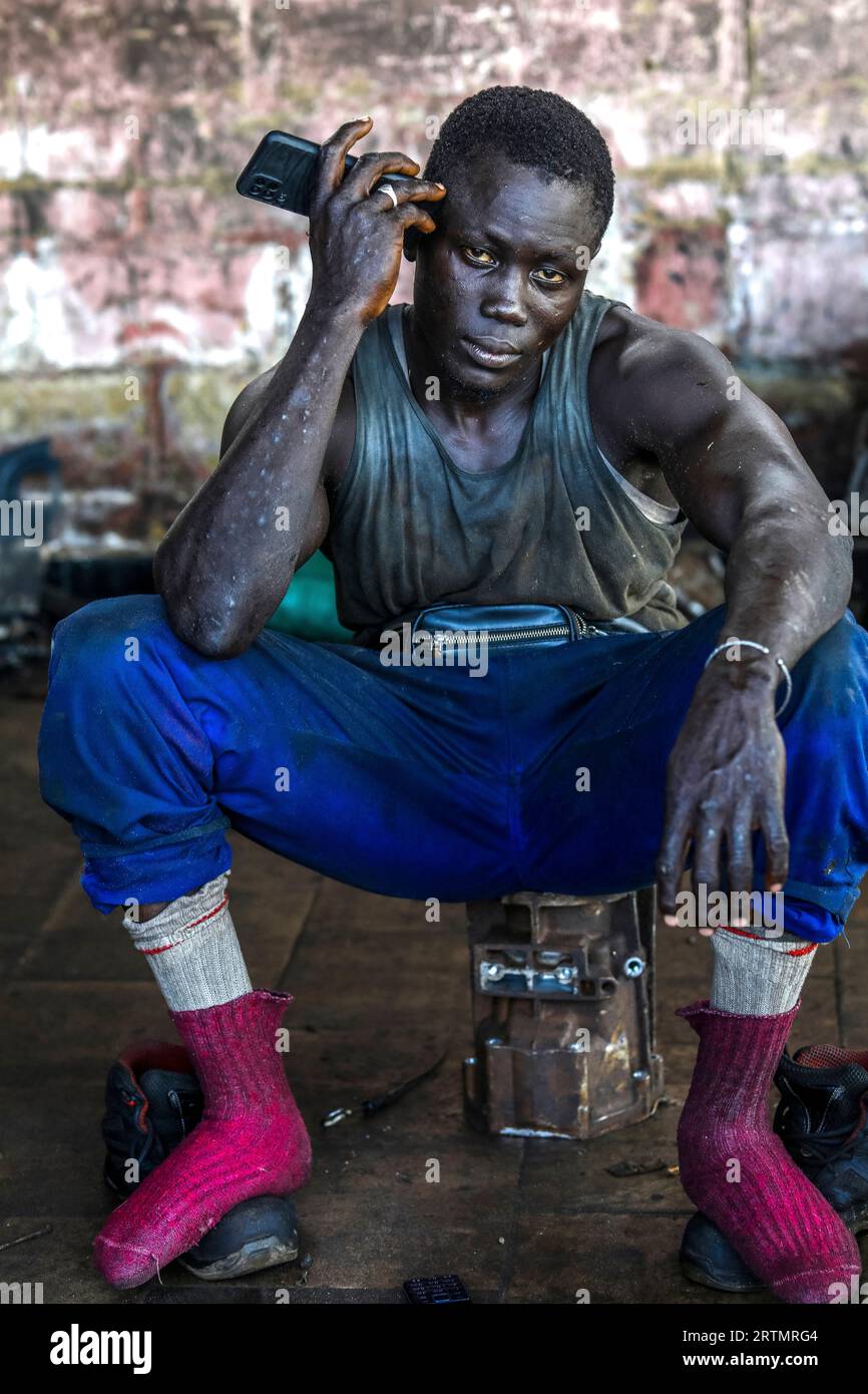 African mechanic man using hi-res stock photography and images - Alamy