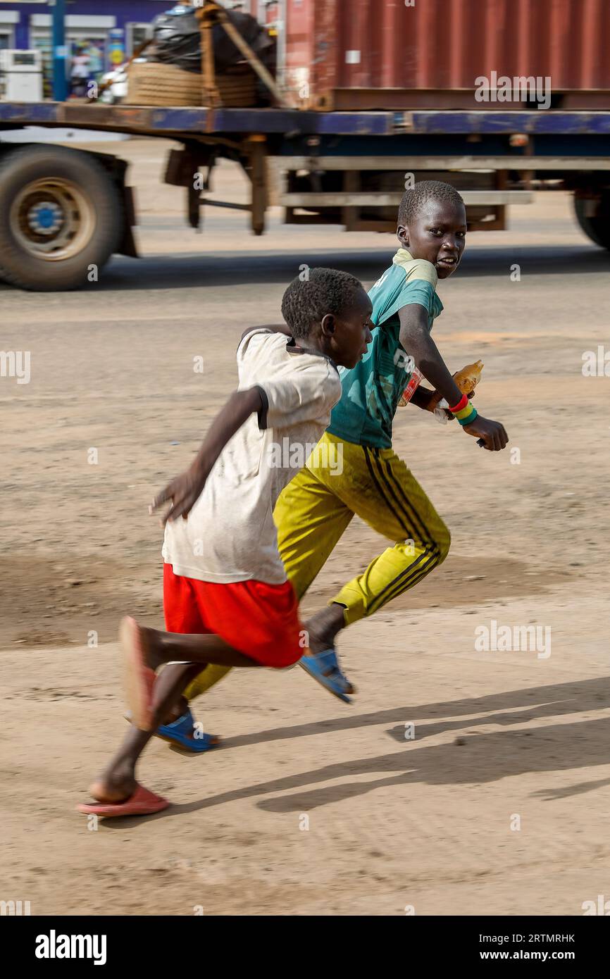 Garçon courir hi-res stock photography and images - Alamy
