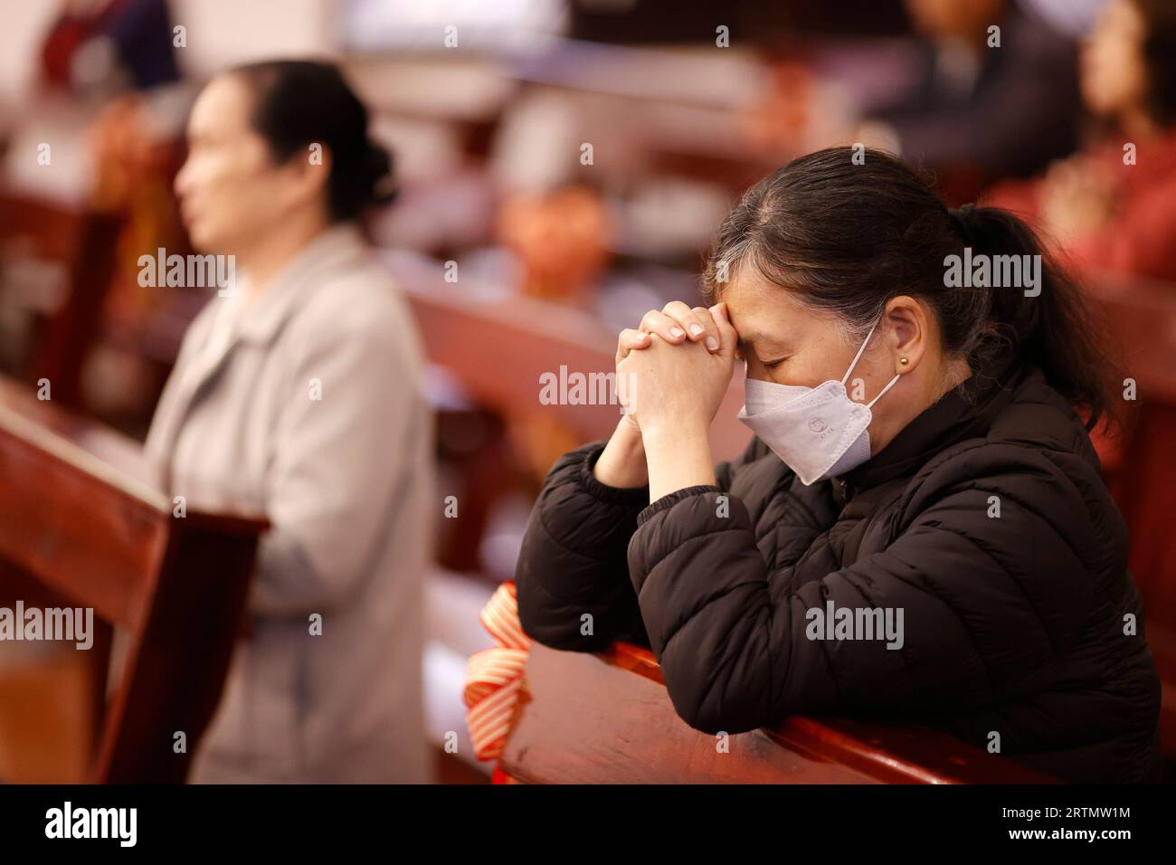 Catholic church eucharist woman hi-res stock photography and images - Alamy
