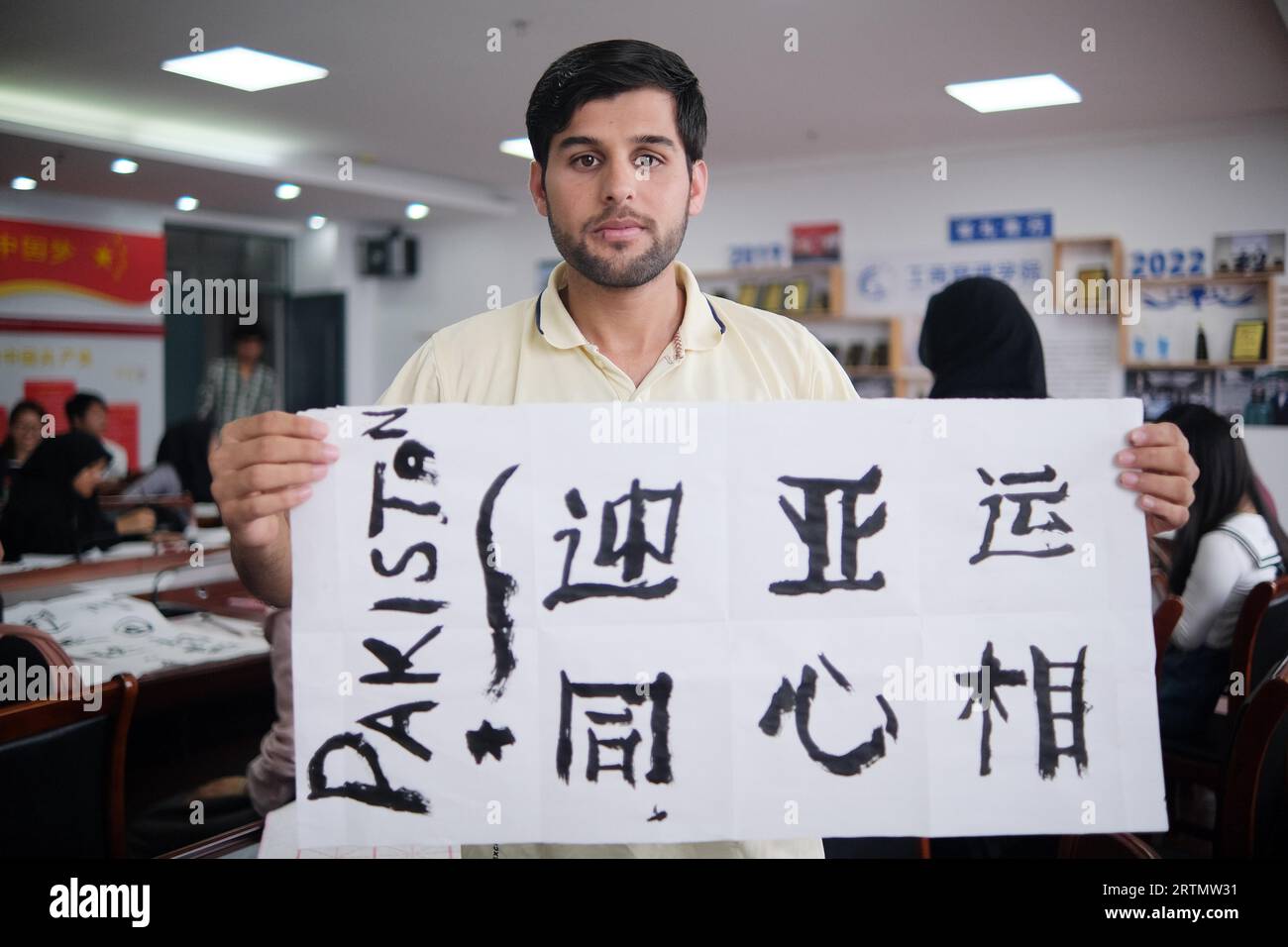 Chinese and foreign students write calligraphy to welcome the 19th ...