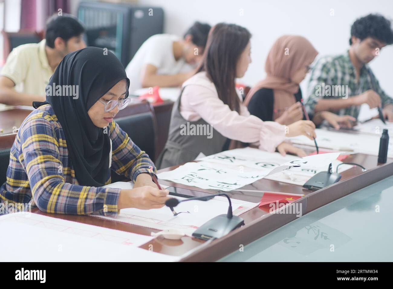 Chinese and foreign students write calligraphy to welcome the 19th ...
