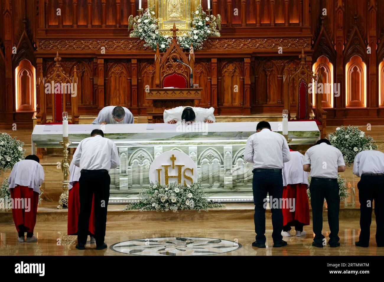Song Vinh catholic church. Catholic devotees during Holy Thursday Mass ...