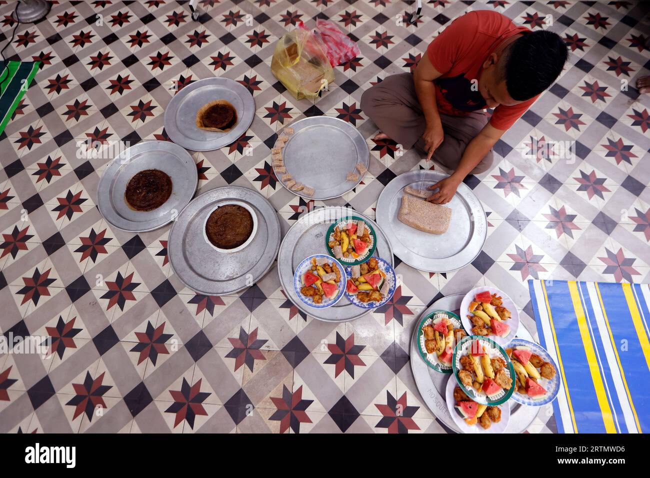 Iftar (Ramadan dinner breaking the day-long fast) at Saigon mosque ...