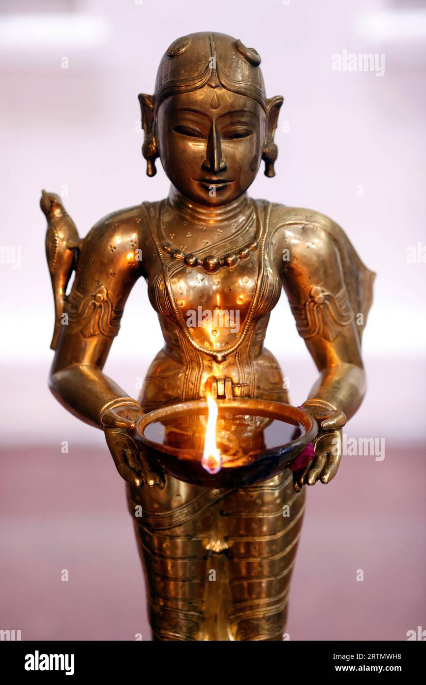 Asian lamp statue hi-res stock photography and images - Alamy