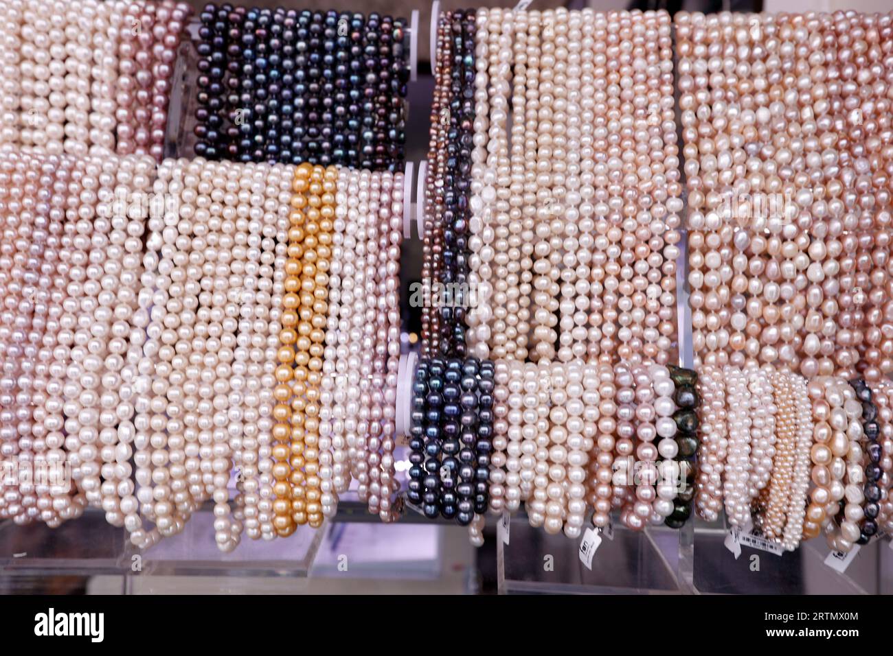 Pearl necklaces hi-res stock photography and images - Alamy