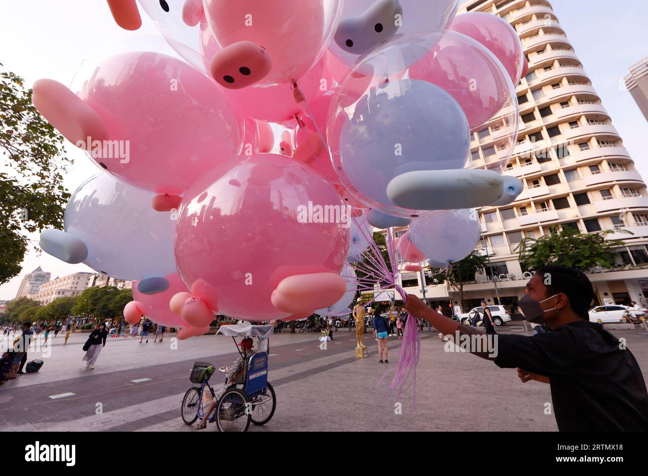 Man selling air pink balloon toys hi-res stock photography and images ...