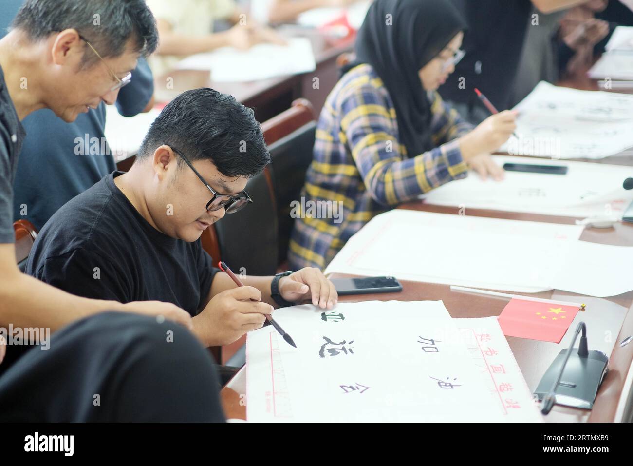 Chinese and foreign students write calligraphy to welcome the 19th ...