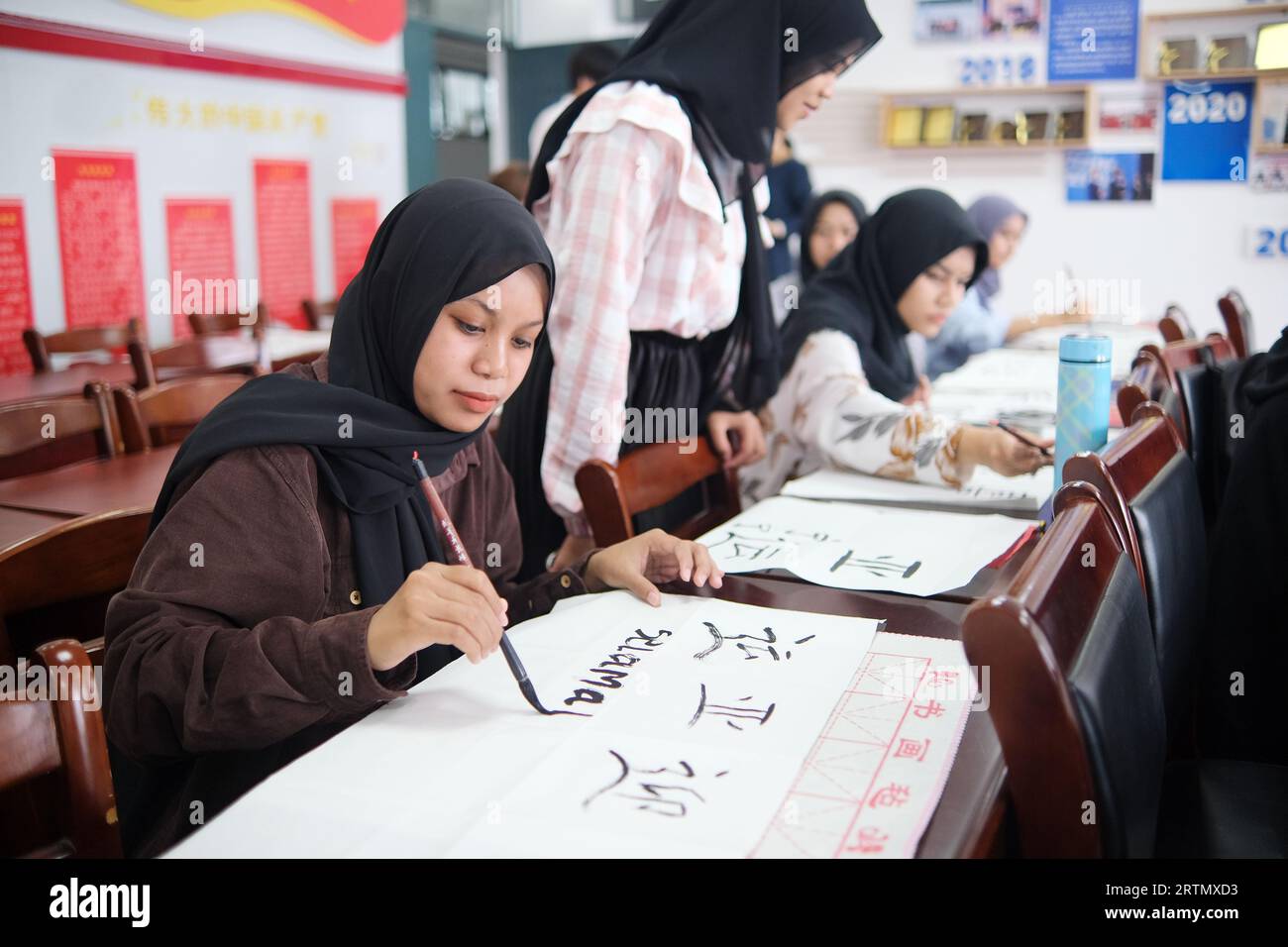Chinese and foreign students write calligraphy to welcome the 19th ...