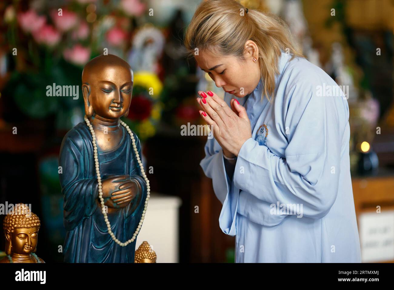 Tu An buddhist temple. Woman praying Stock Photo - Alamy