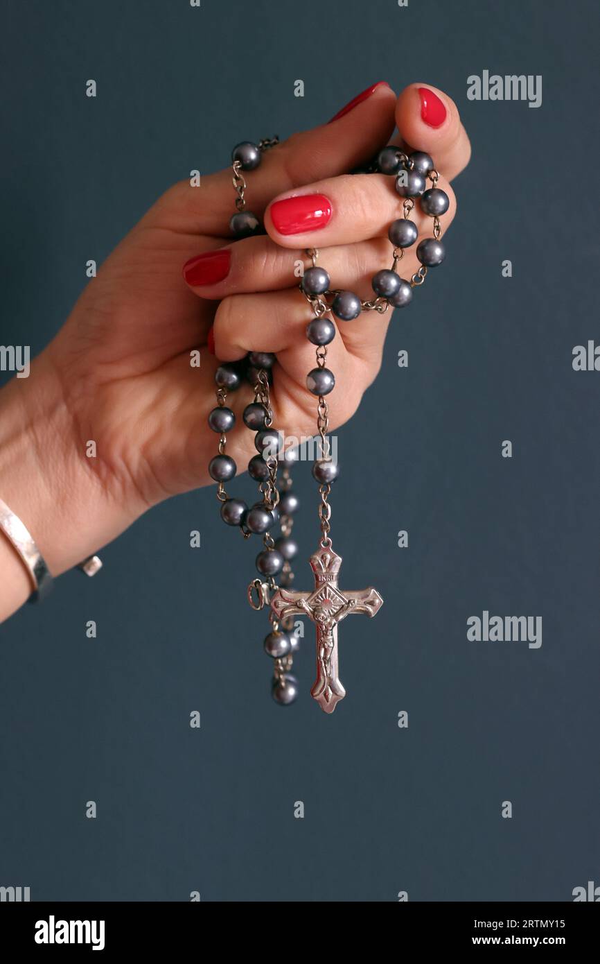 Catholic woman praying with rosary beads in hand Stock Photo - Alamy