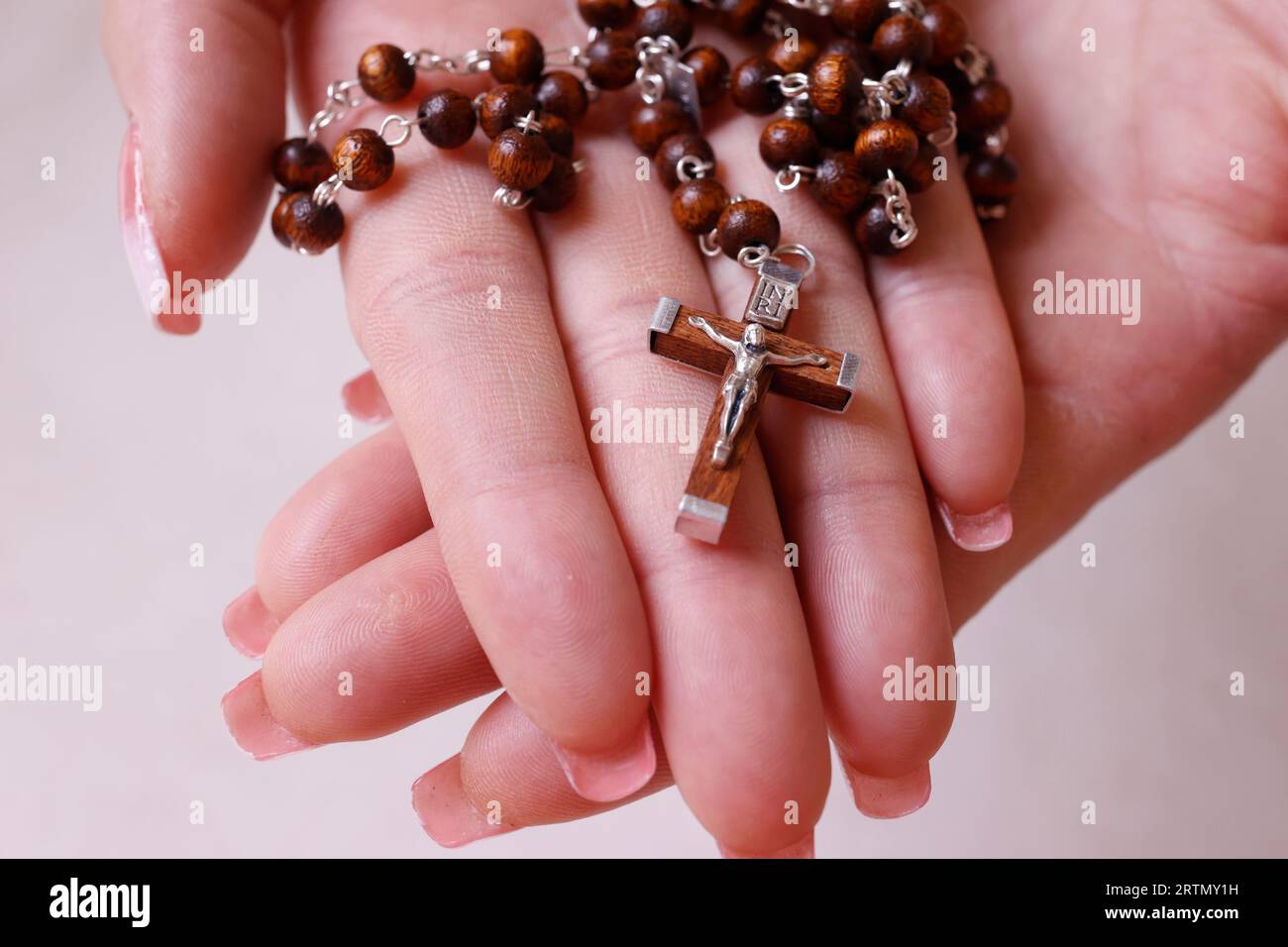 Womans hands holding wood catholic rosary hi-res stock photography and ...
