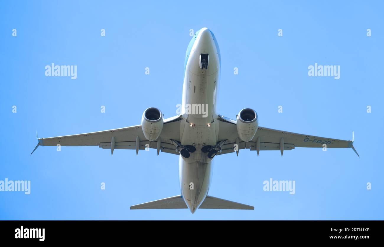 TUI Airways Boeing 737 departing on the way taking holidaymakers on ...