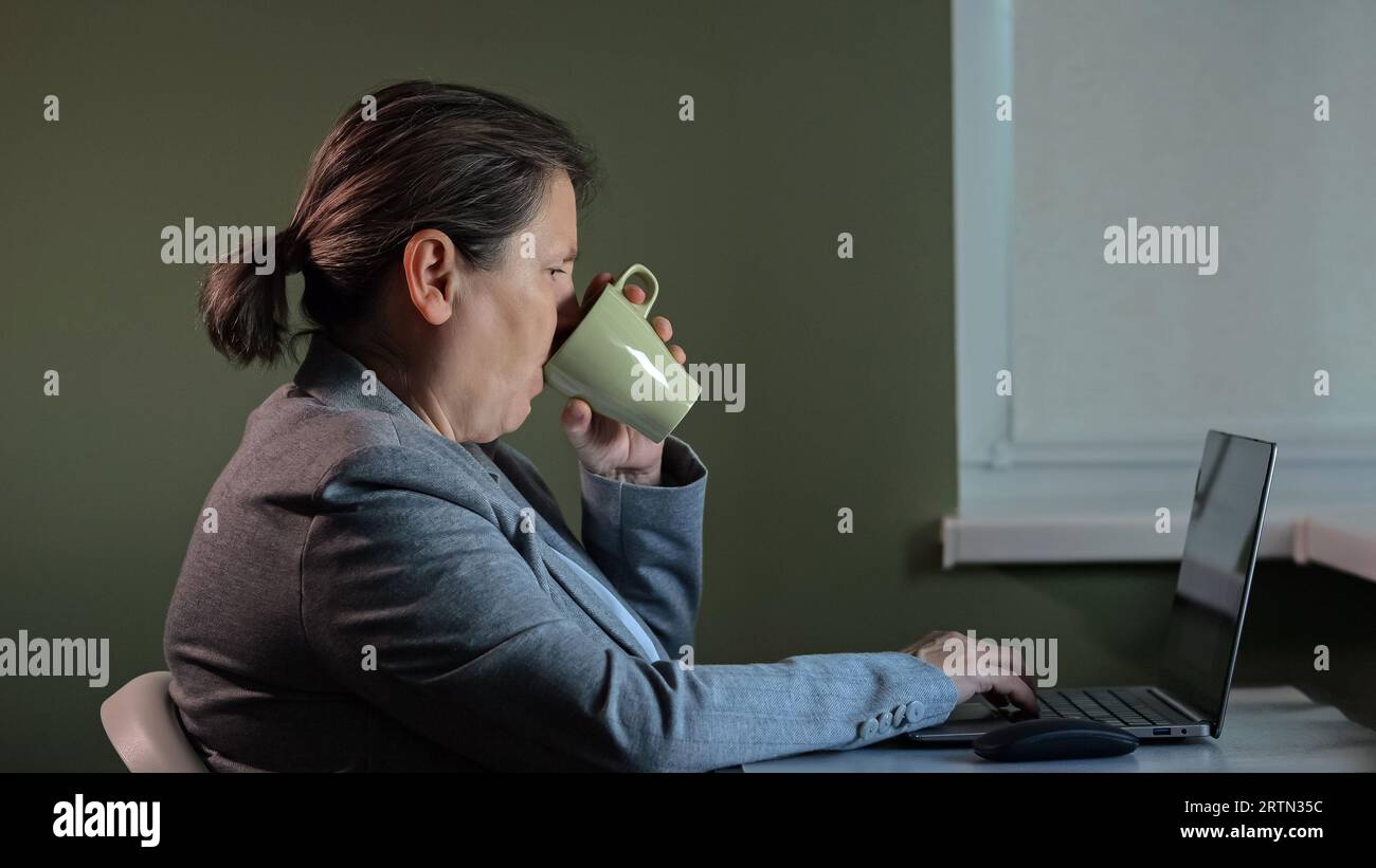 Tired business woman works late hi-res stock photography and images - Alamy