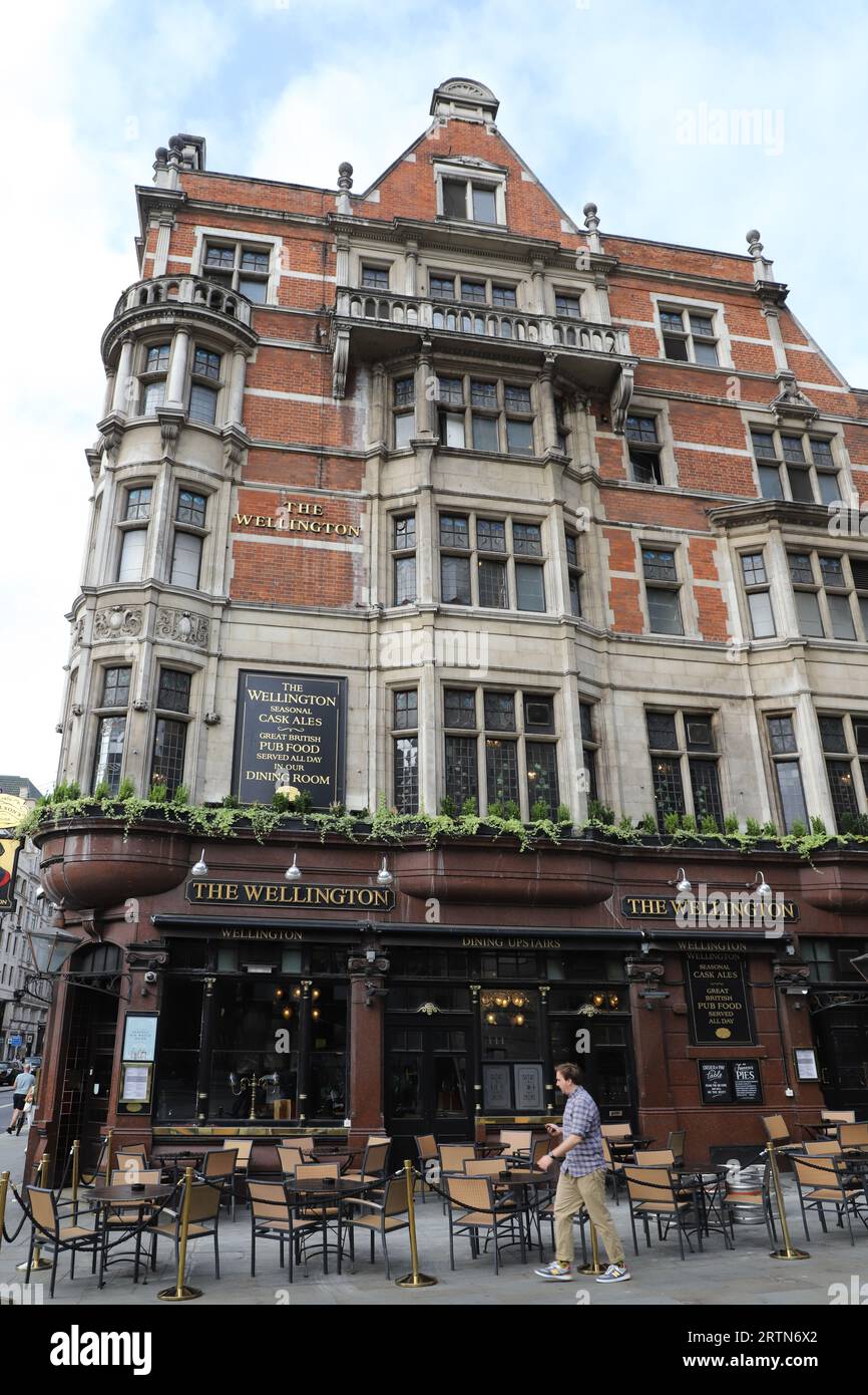 Wellington pub strand london hi-res stock photography and images - Alamy