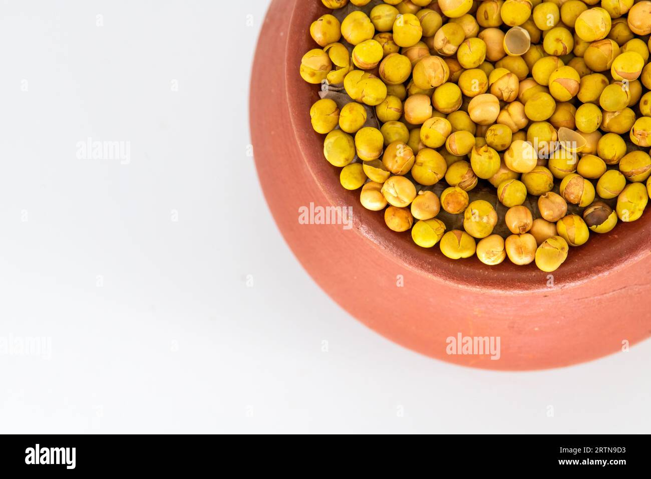 Selective focused Indian crispy salted fried and roasted green peas or ...