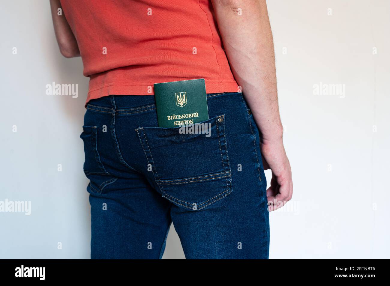 Translation: "military id". Civil man with ukrainian military id in ...