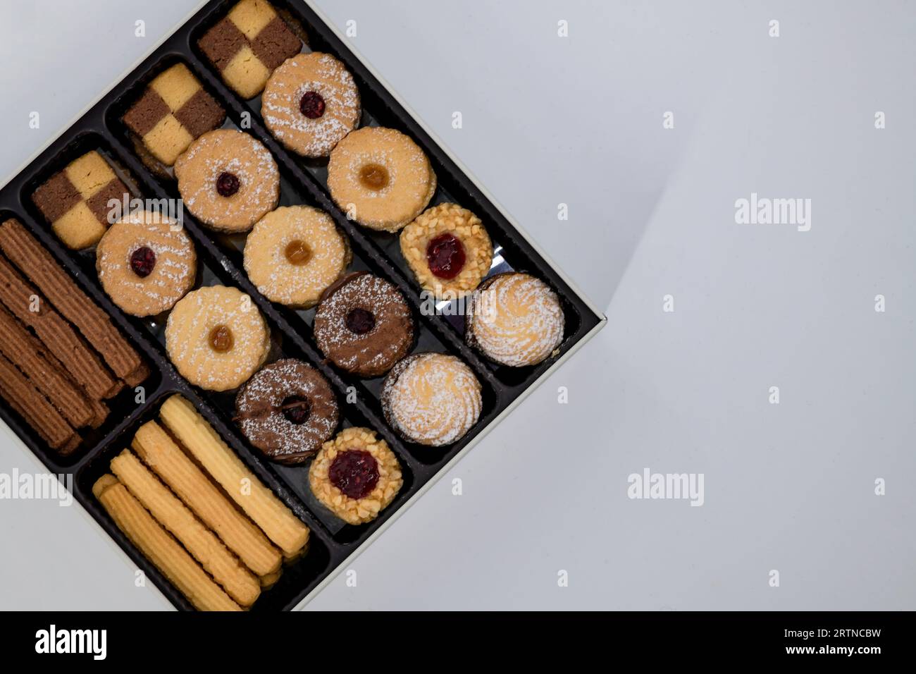 Christmas / Diwali petitfour tin box Biscuits and Cookies Assortment. Holiday Cookie Box ...