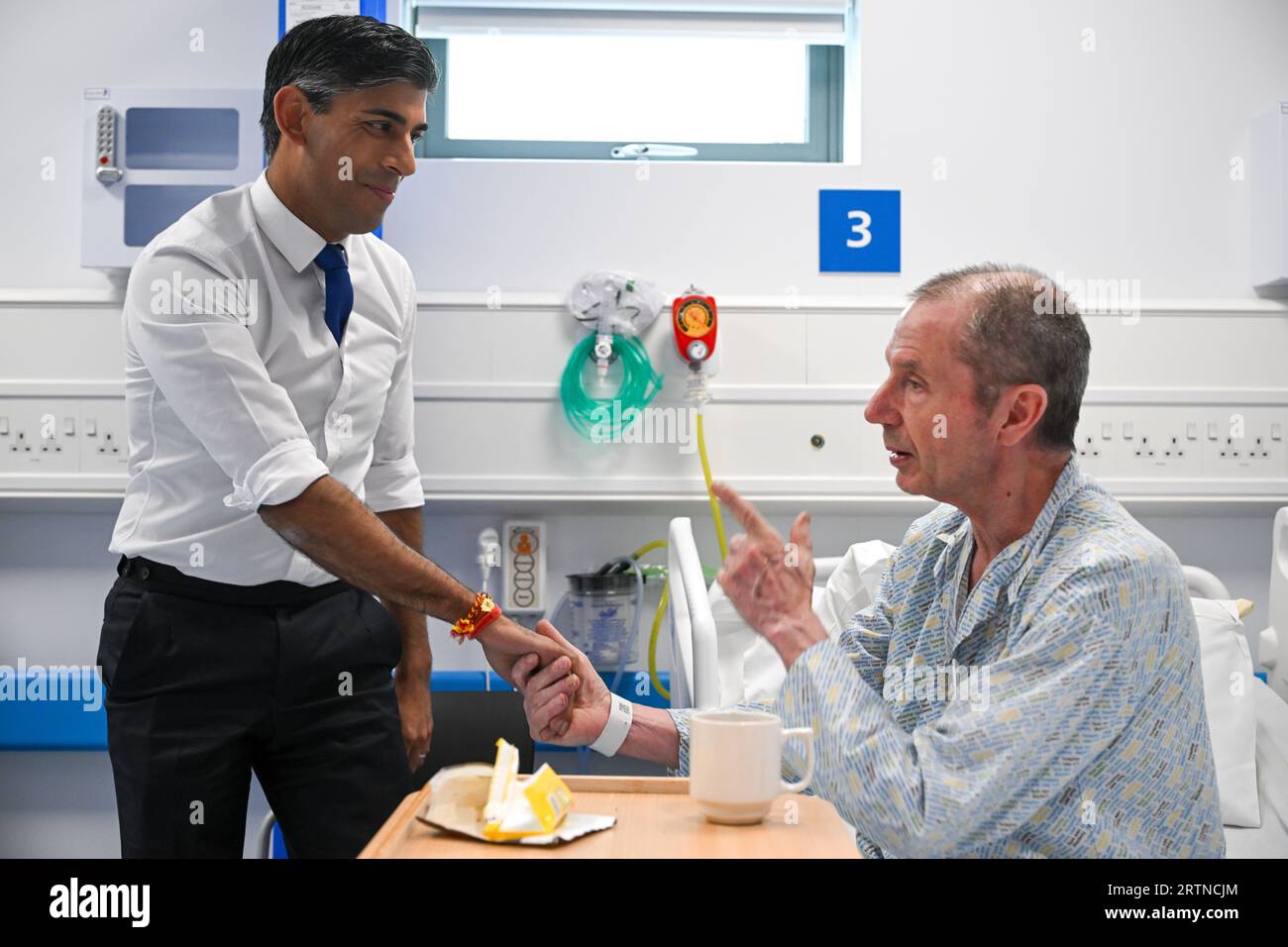 Prime Minister Rishi Sunak meets patient Steven Robshaw in the Jubilee ...