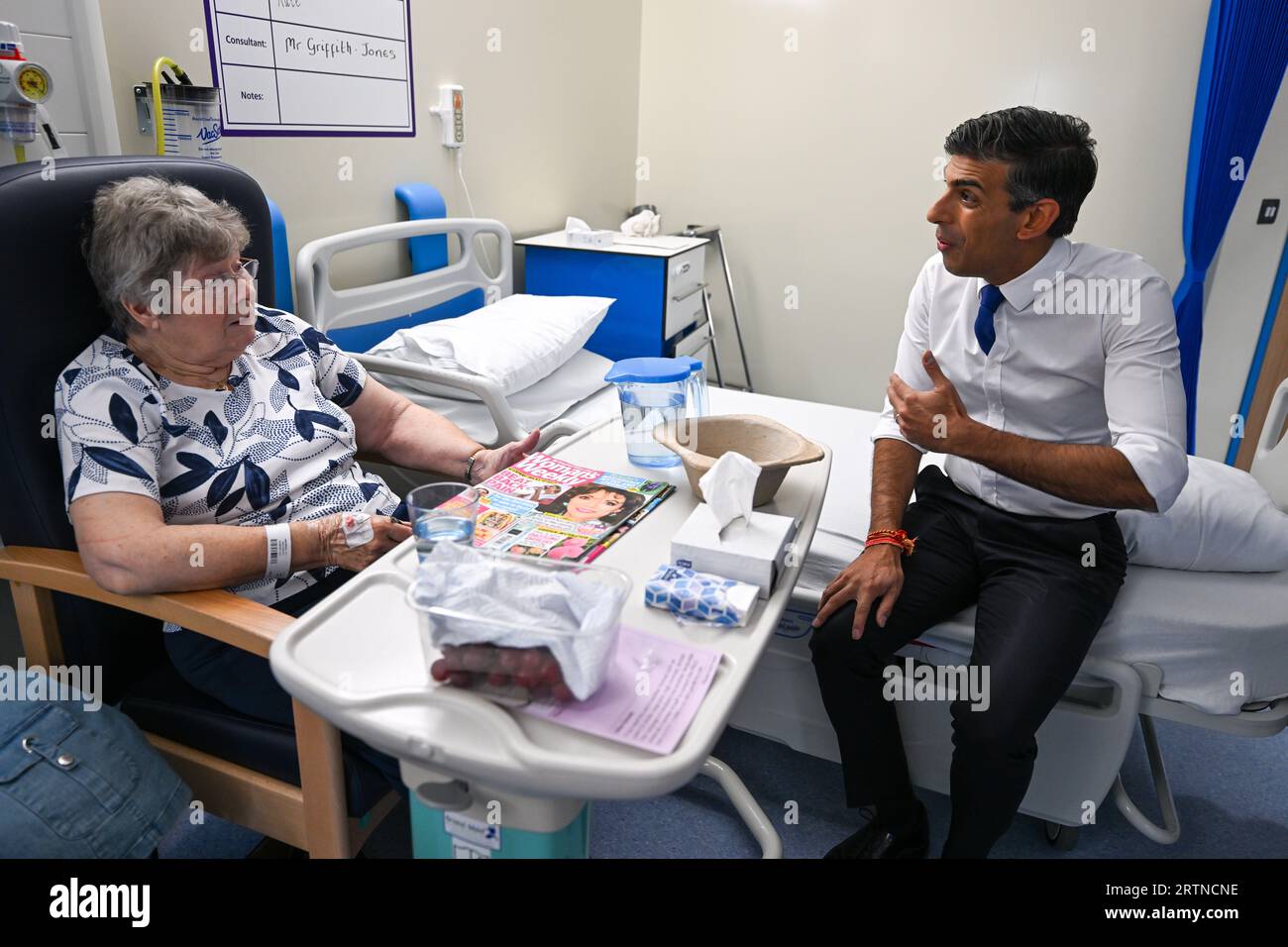 Prime Minister Rishi Sunak meets patient Beryl in the Jubilee Suite ...
