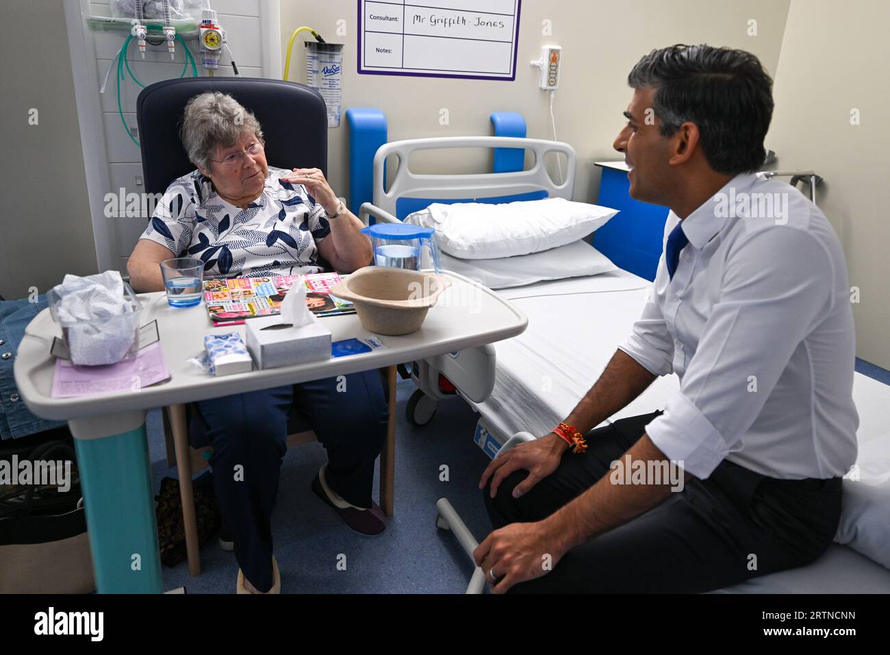 Prime Minister Rishi Sunak meets patient Beryl in the Jubilee Suite ...