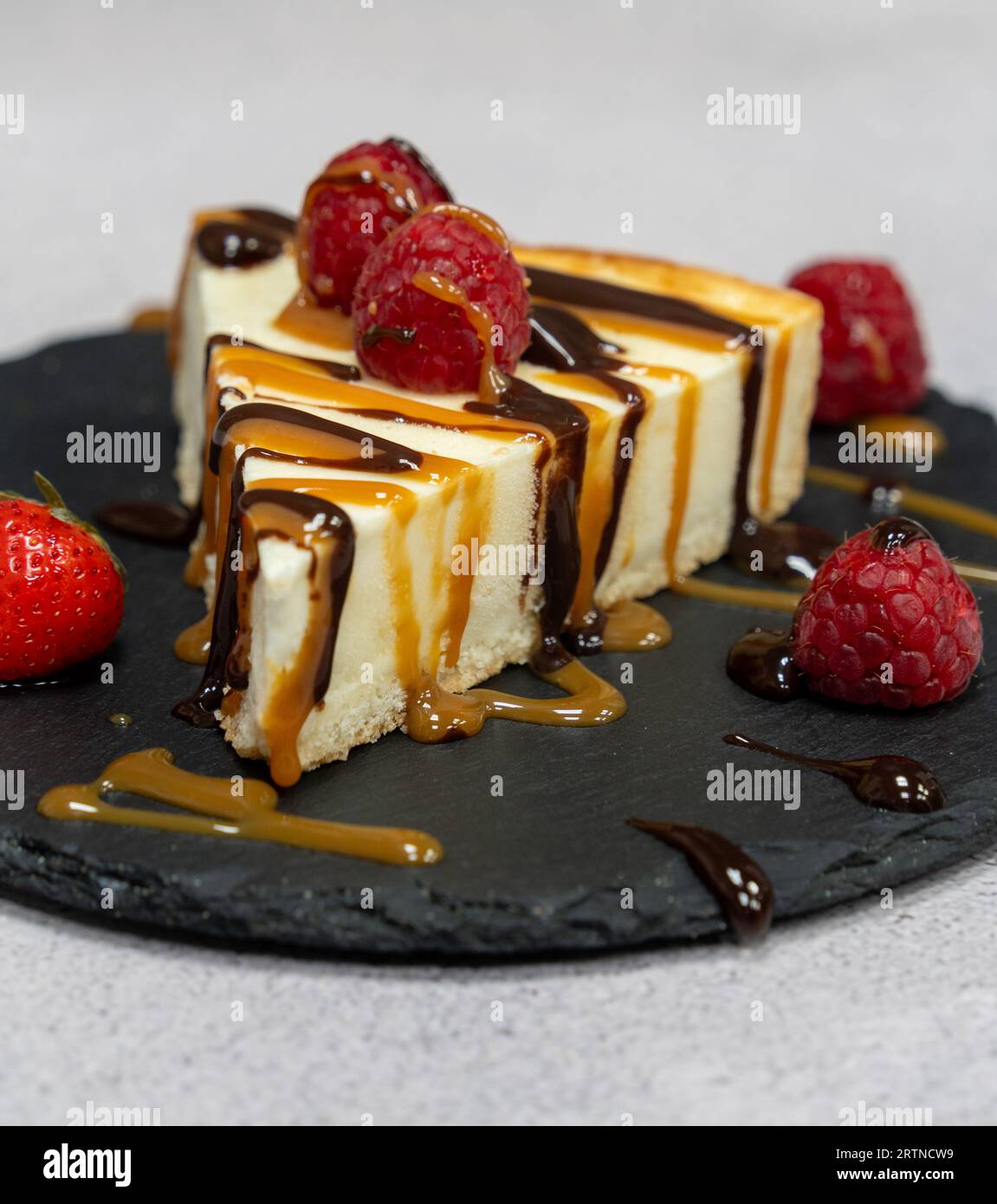 Cheesecake cake with caramel sauce. Slice. Side view Stock Photo - Alamy