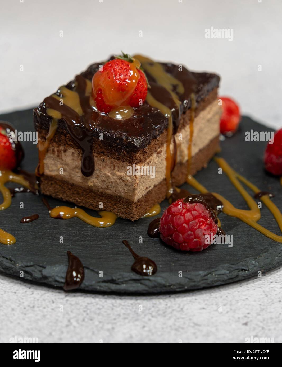 Chocolate cake with caramel sauce. Slice. Side view Stock Photo - Alamy