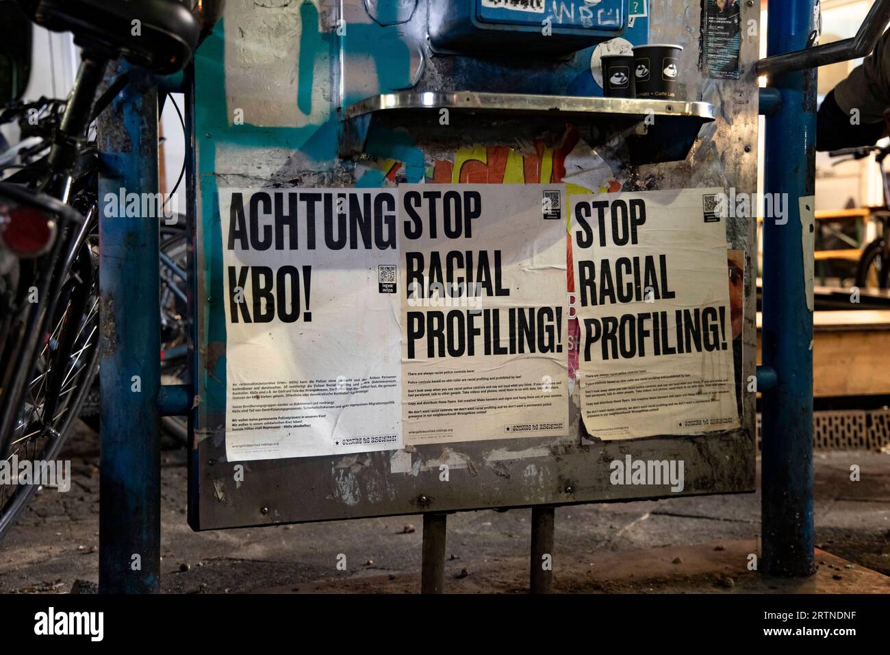 Plakate Achtung KBO und Stop racial profiling im Wrangelkiez abends am ...