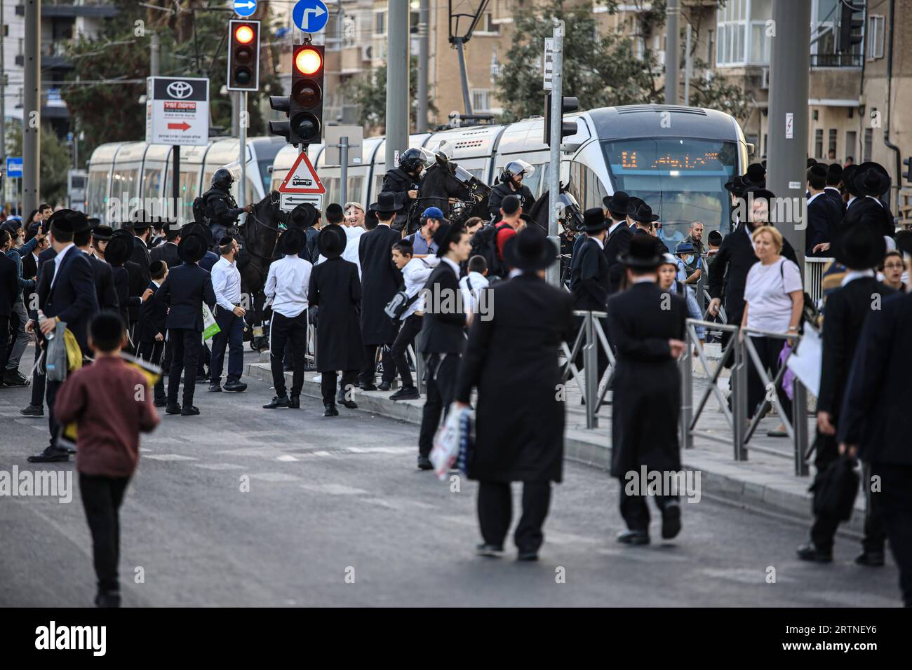 Ultra orthodox jewish men protest in Jerusalem Ultra orthodox jewish ...