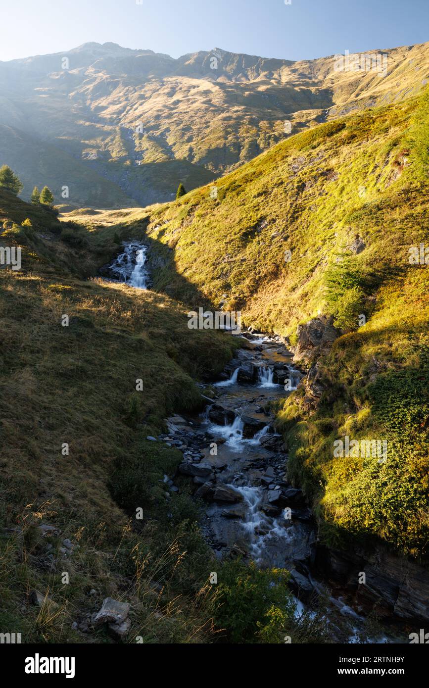 Valle fiume hi-res stock photography and images - Alamy