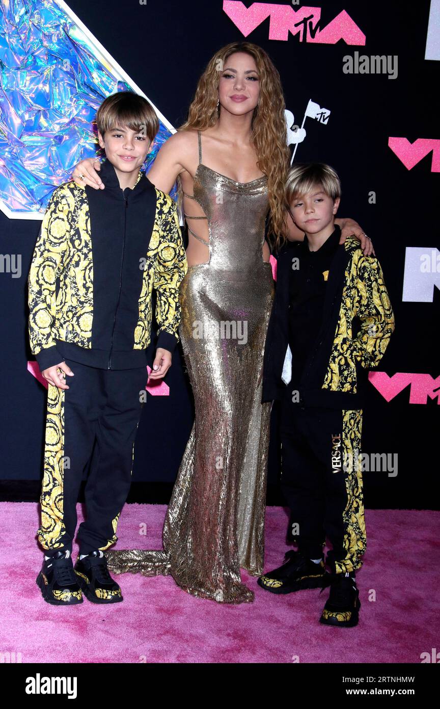 Shakira mit Söhnen Milan Pique und Sasha Pique Mebarak bei der ...