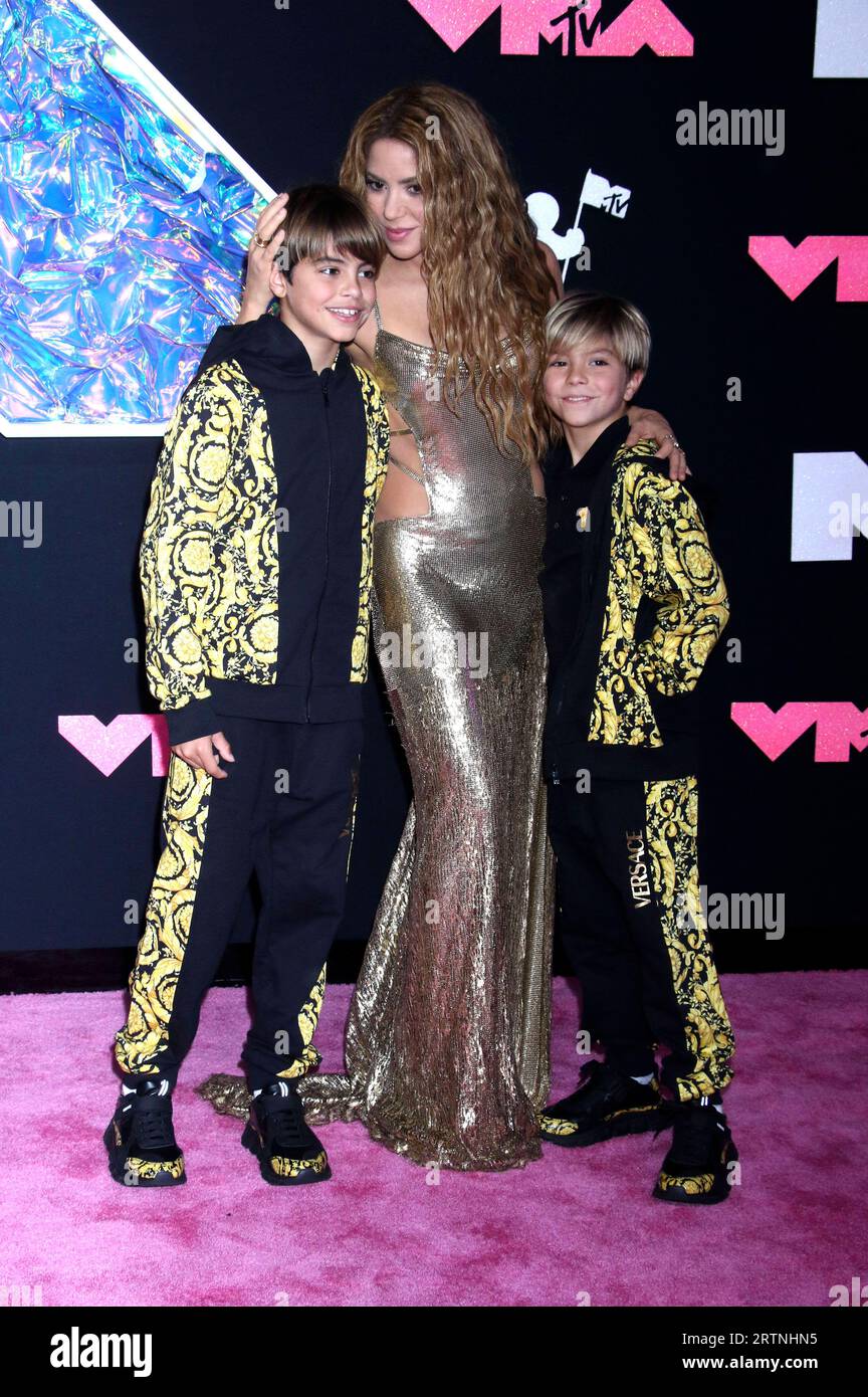 Shakira mit Söhnen Milan Pique und Sasha Pique Mebarak bei der ...