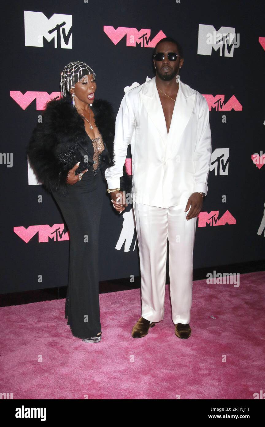 Sean Diddy Combs mit Mutter Janice Combs bei der Verleihung der MTV ...