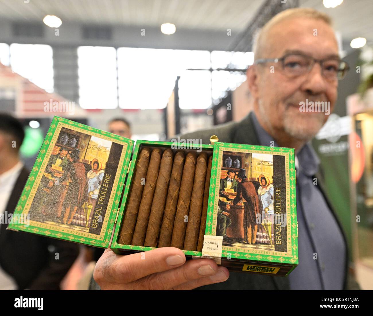 Cigarillos hi-res stock photography and images - Alamy