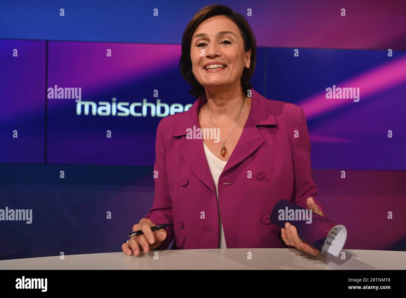 Moderatorin Sandra Maischberger in ihrer ARD Talkshow Maischberger ...