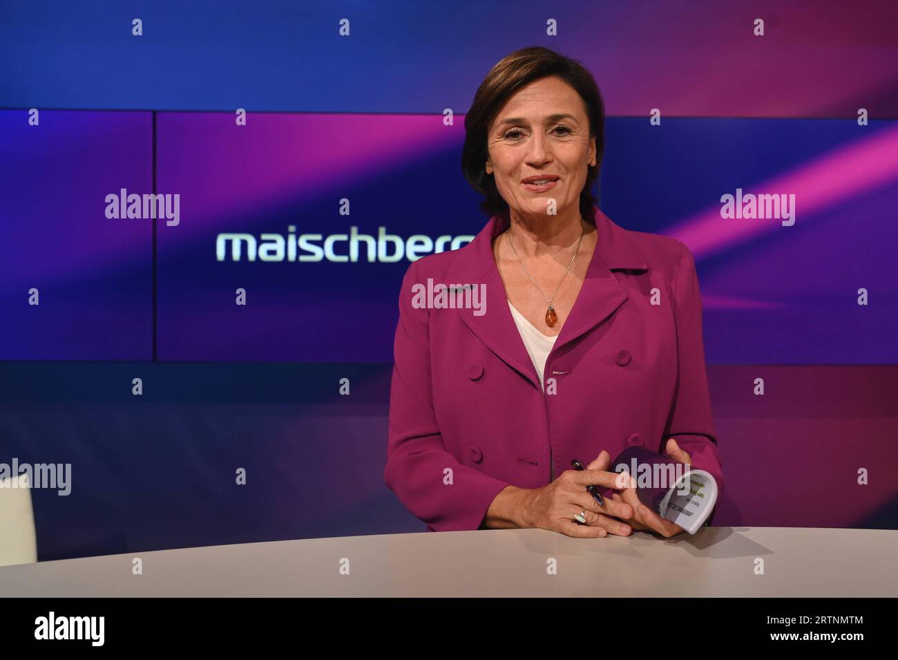 Moderatorin Sandra Maischberger in ihrer ARD Talkshow Maischberger ...
