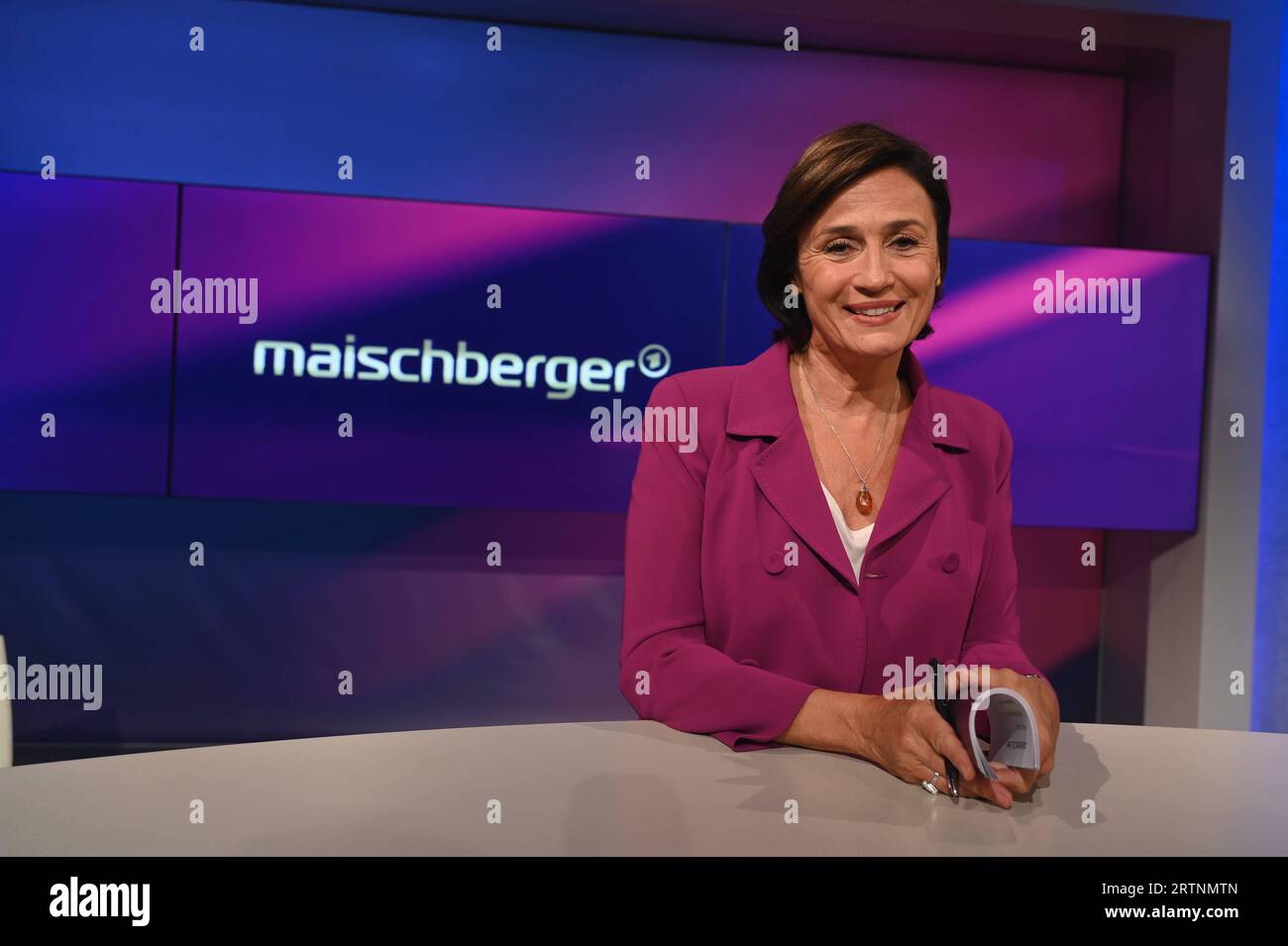 Moderatorin Sandra Maischberger in ihrer ARD Talkshow Maischberger ...