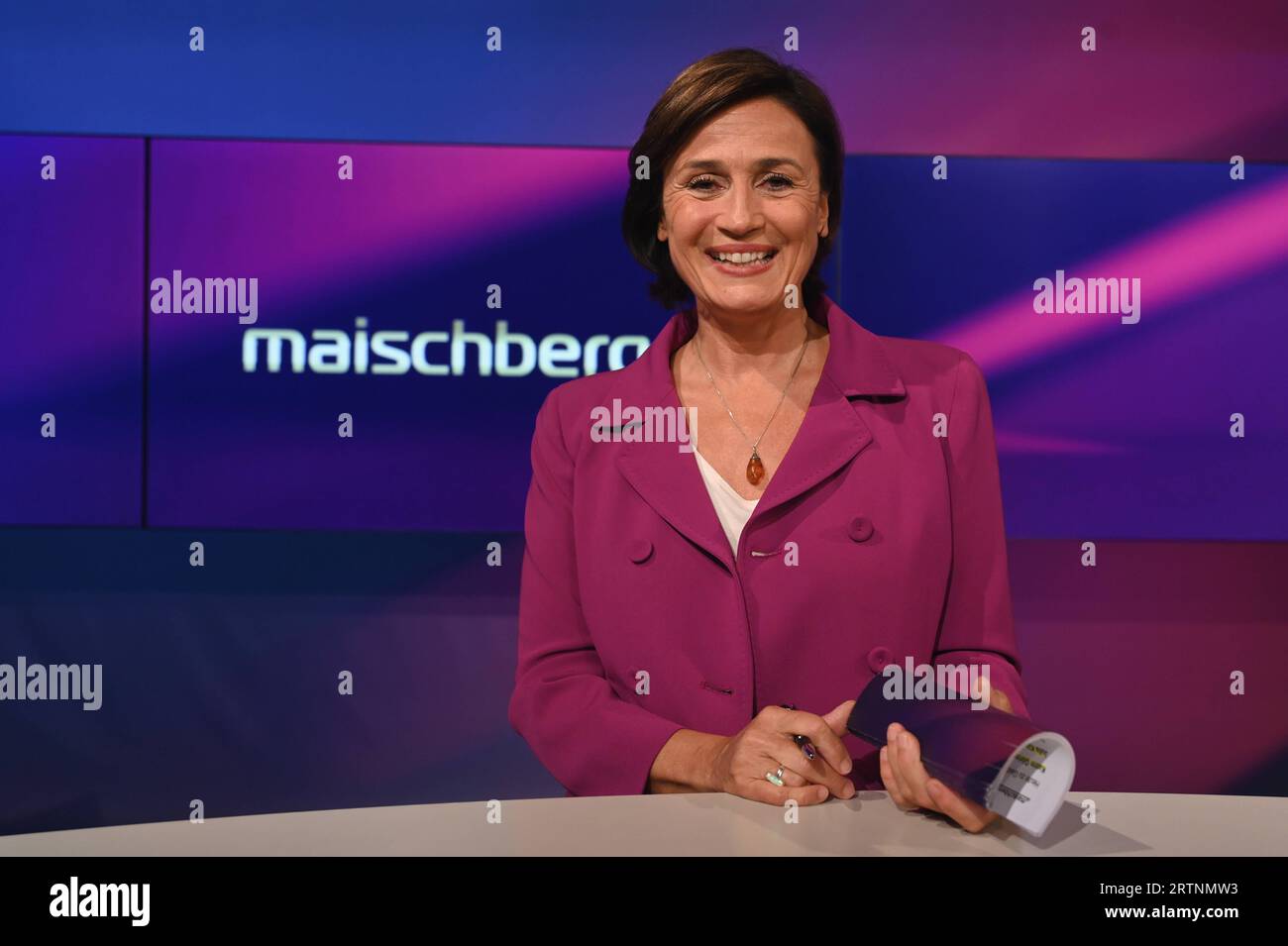 Moderatorin Sandra Maischberger in ihrer ARD Talkshow Maischberger ...
