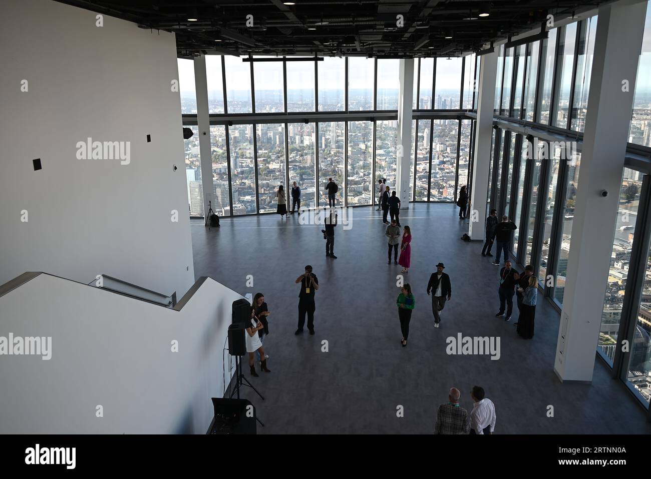 Londons highest public viewing gallery hi-res stock photography and ...