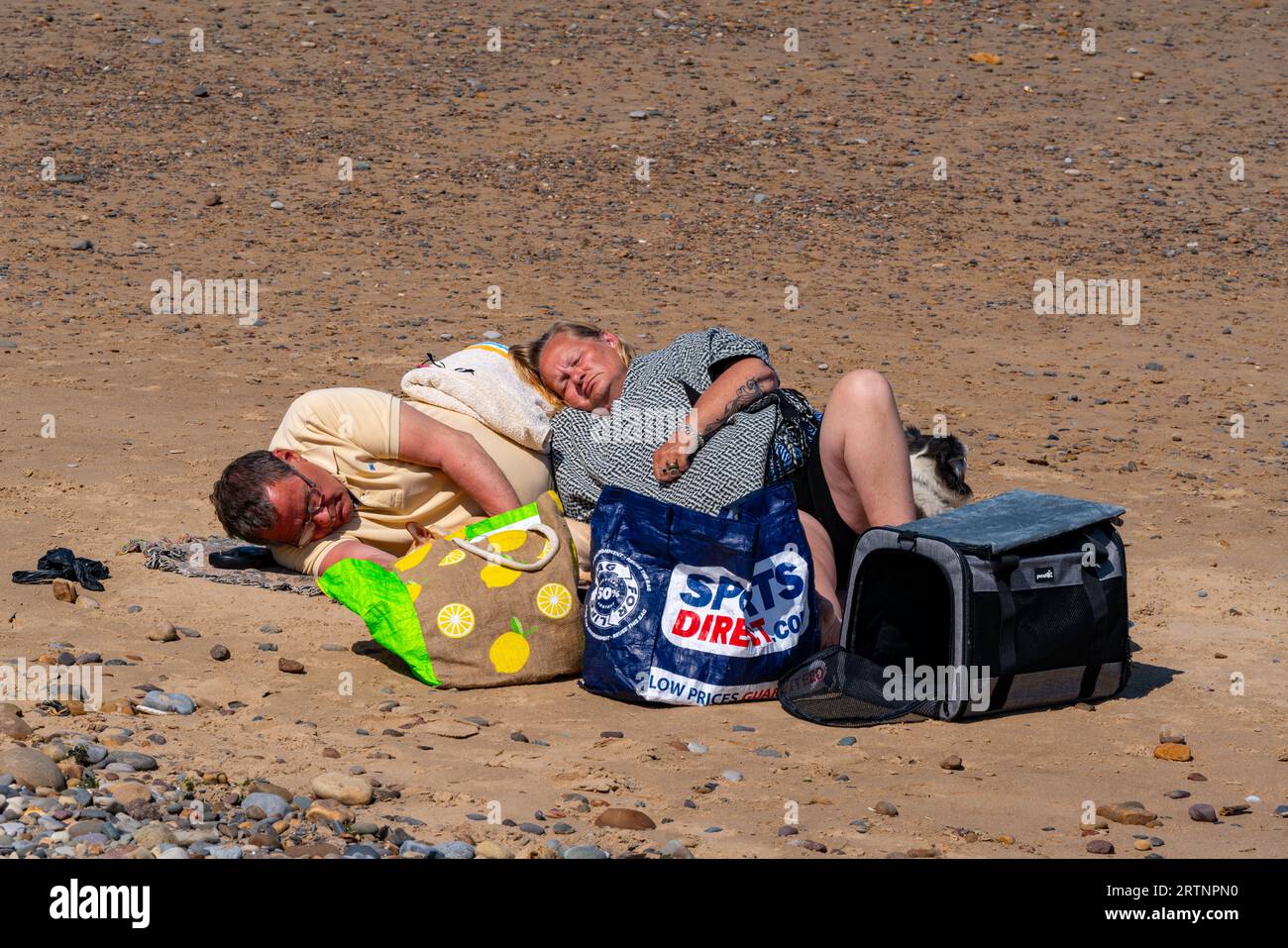 Beach Activities in the UK - people sleep on beach Stock Photo - Alamy