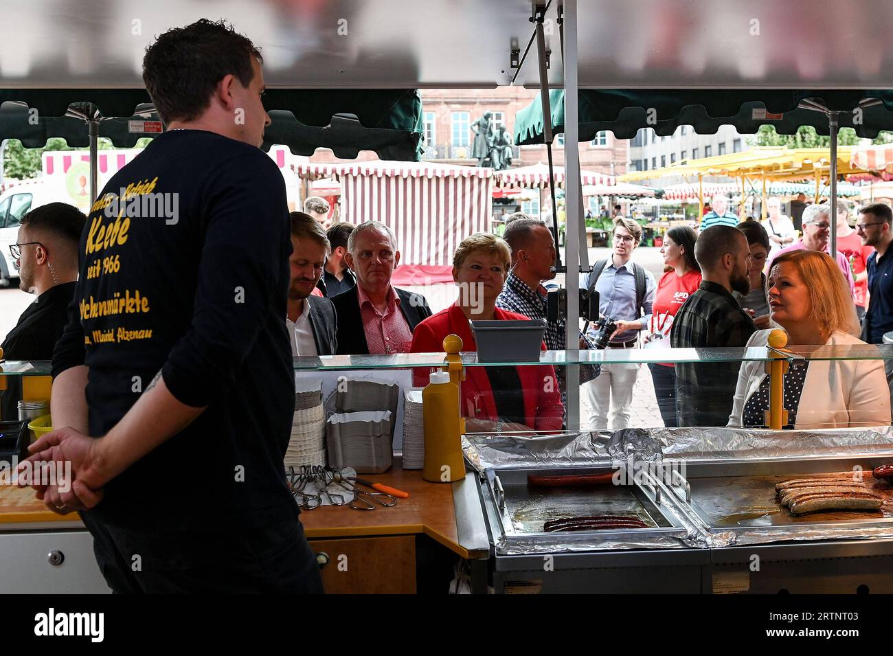 13.09.2023, xpsx, Lokal Hanau Nancy Faeser auf dem Wochenmarkt v.l ...