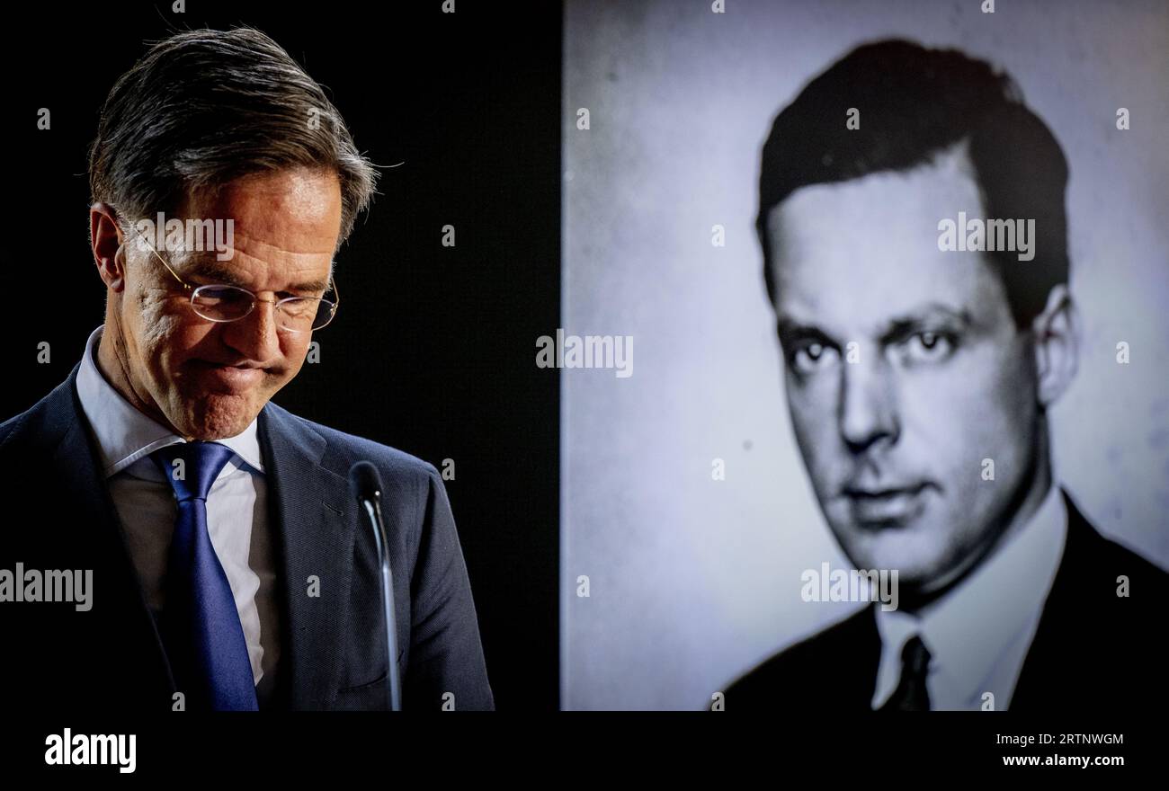 VoorSchoten - Outgoing Prime Minister Mark Rutte presents the Medal of ...