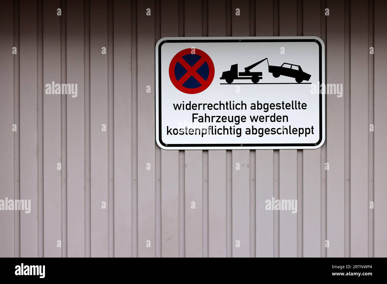 Fahrzeug abschleppwagen hi-res stock photography and images - Alamy