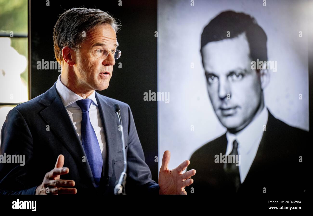 VoorSchoten - Outgoing Prime Minister Mark Rutte presents the Medal of ...