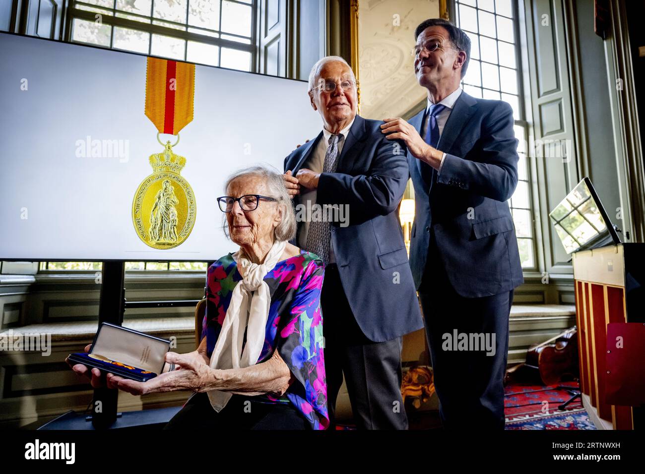 VoorSchoten - Outgoing Prime Minister Mark Rutte presents the Medal of ...