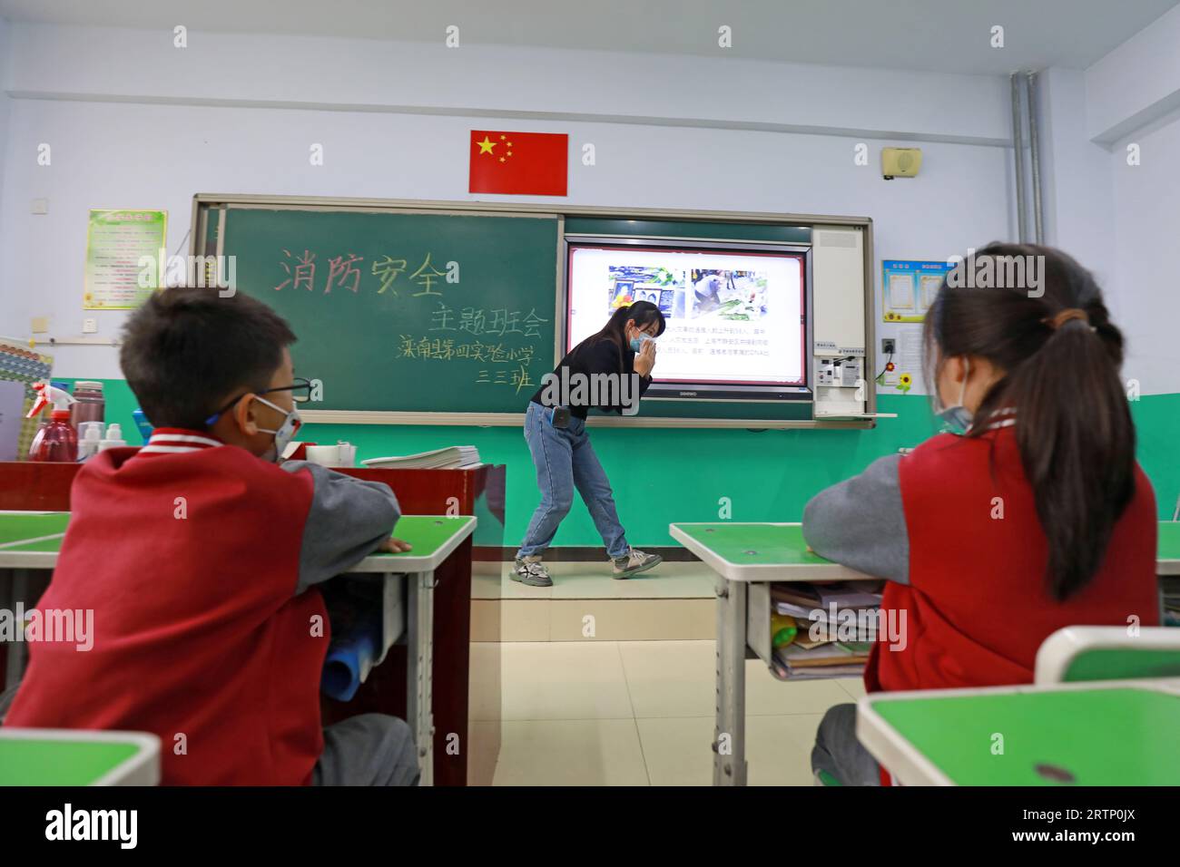 Teachers classroom fighting hi-res stock photography and images - Alamy