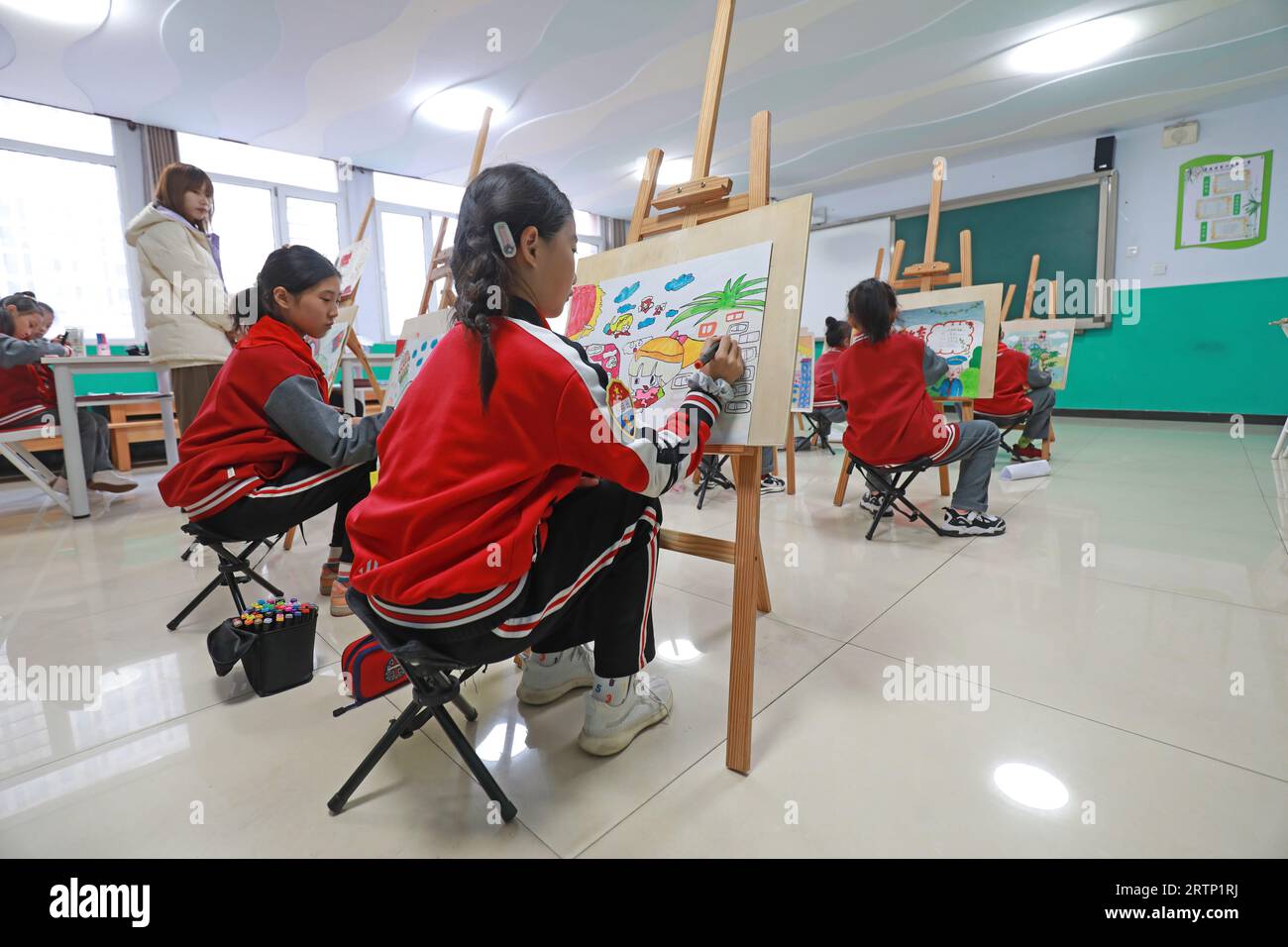 Primary school girls in painting hi-res stock photography and images ...