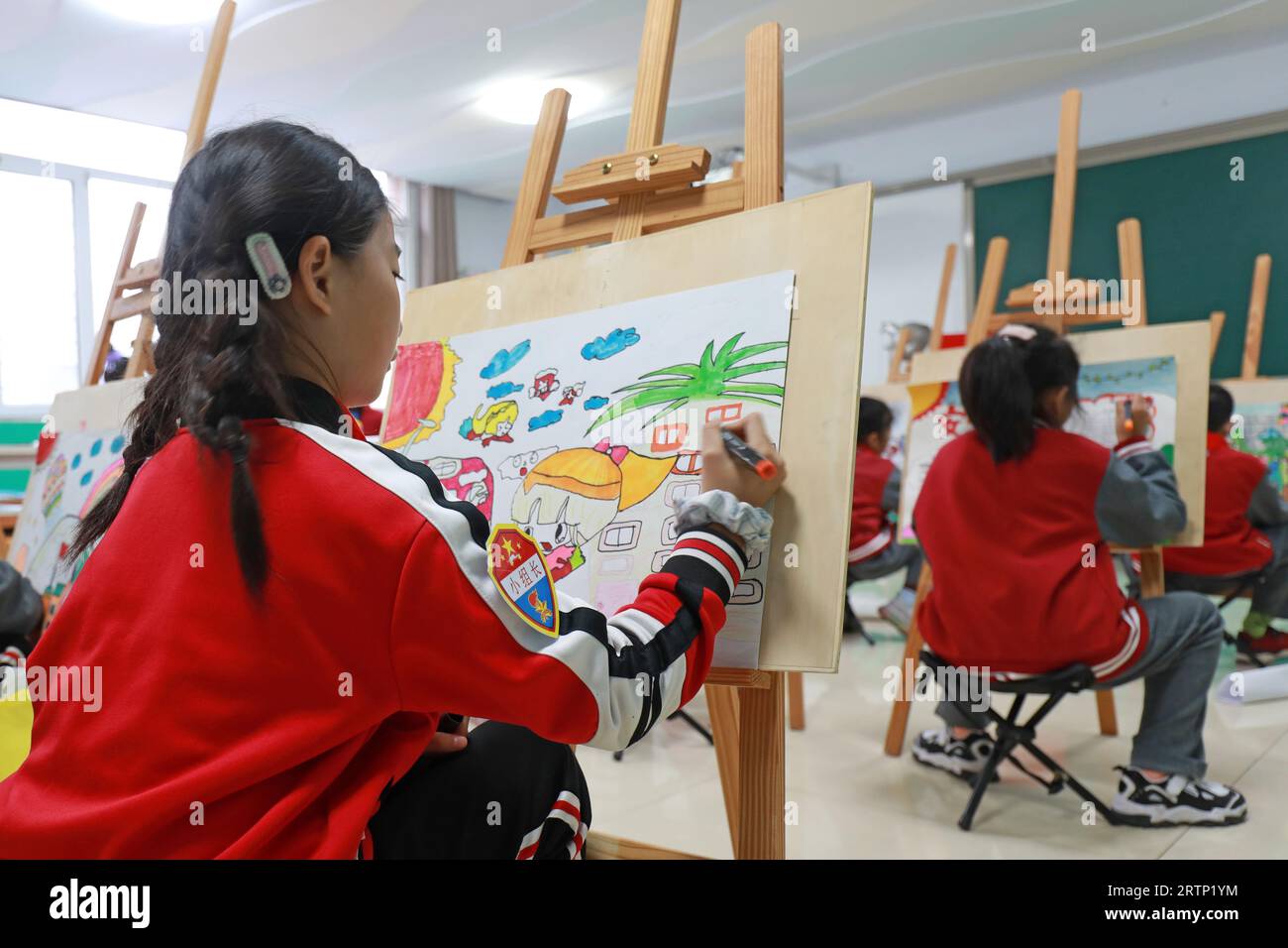 Primary school girls in painting hi-res stock photography and images ...