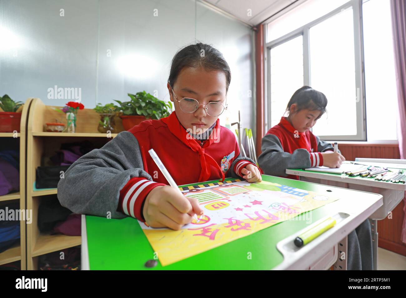 China primary school class art hi-res stock photography and images - Alamy