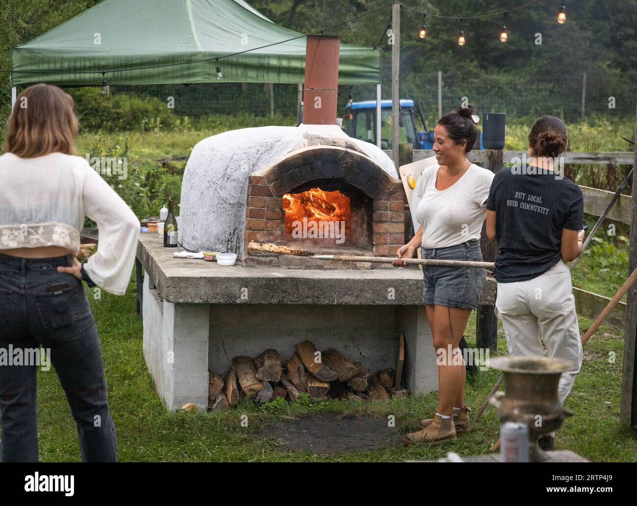Group potluck dinner outdoor hi-res stock photography and images - Alamy