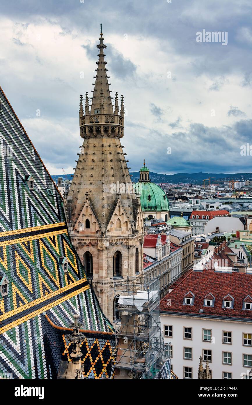 Der Heldenturm des Stephansdoms in Wien Stock Photo - Alamy